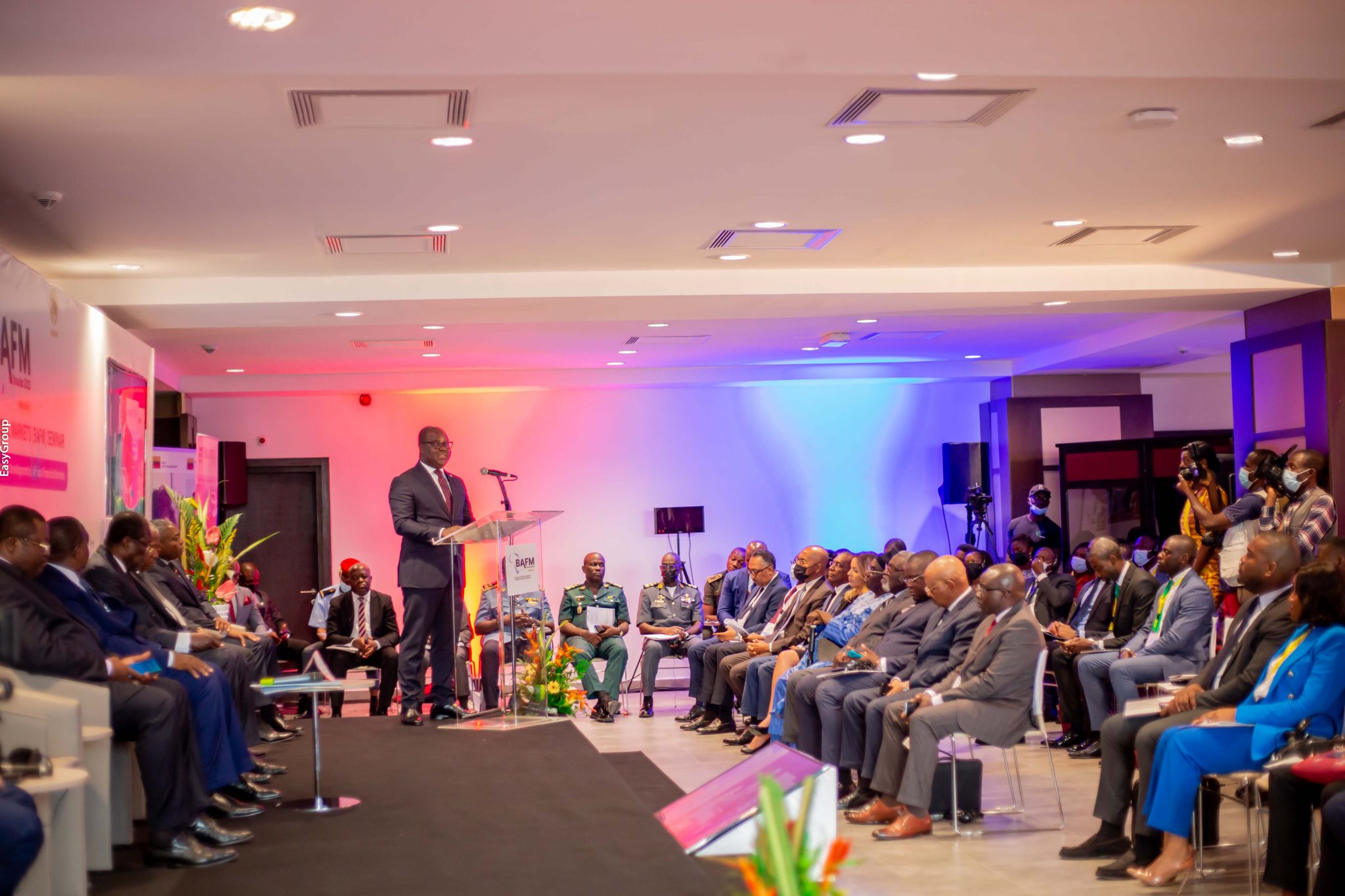 BAFM DOUALA 2022 : Louis BANGA NTOLO réussit l’ouverture de la Bourse ...