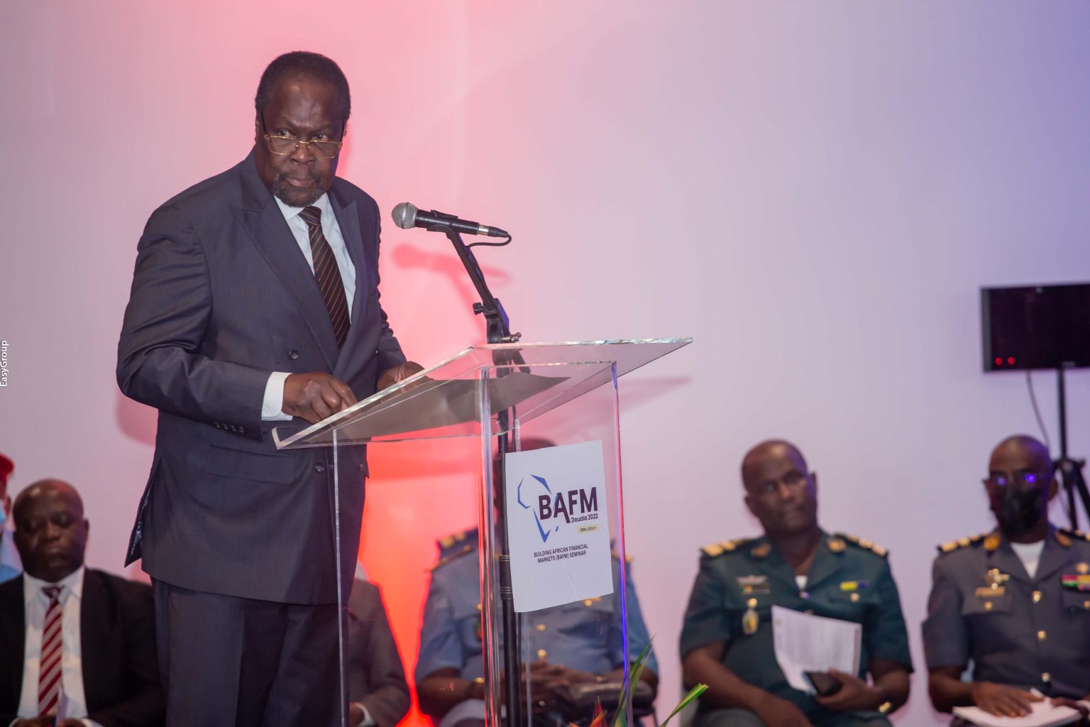 BAFM DOUALA 2022 : Louis BANGA NTOLO réussit l’ouverture de la Bourse ...